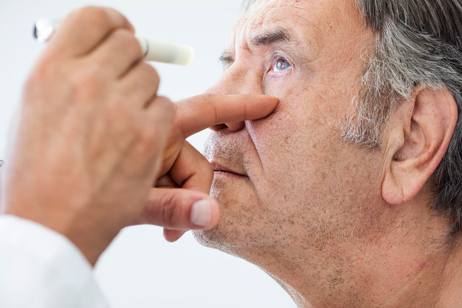 Alcohol and Your Eyes: How Much Eyesight Damage Does Drinking Cause ...